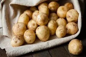 Feydeyên û zirarê yên potatîkên ciwan, meriv çawa germ bikin û kengê nebat bikin