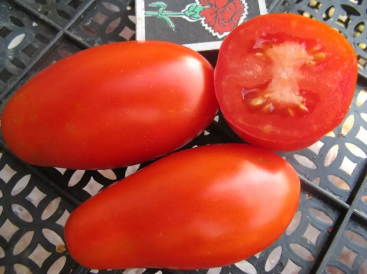 Tomate de grappe française à l'intérieur