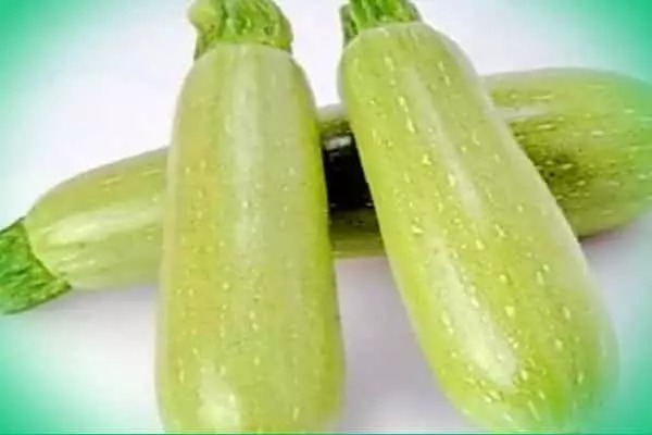 Zucchini sur la tablo