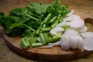 Zothandiza ndi contraindication of radish daikon ya thupi la munthu