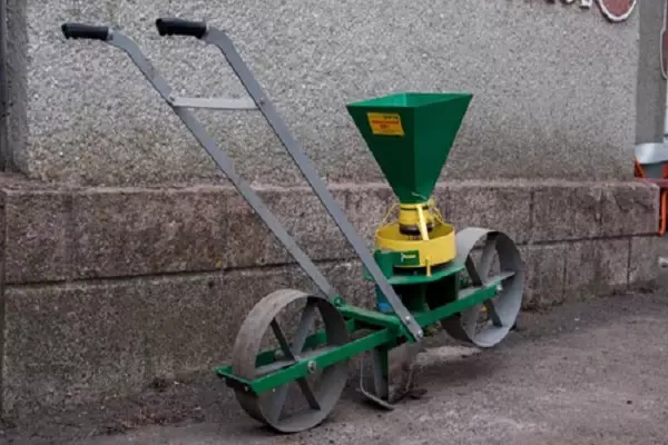 Manual seeder