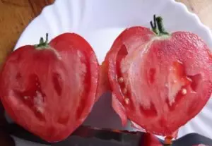 Karakteristisk og beskrivelse av tomatvarianter Kjærlig hjerte og rødt olje hjerte, deres avkastning