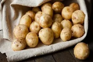 Fördelarna och skadorna på de unga potatiserna, hur man ger och när man ska plantera