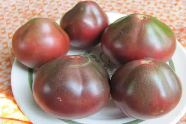 Tomates sur une assiette
