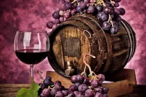 Κανόνες αποθήκευσης κρασιού σε δρύινα βαρέλι στο σπίτι, χαρακτηριστικά της έκθεσης