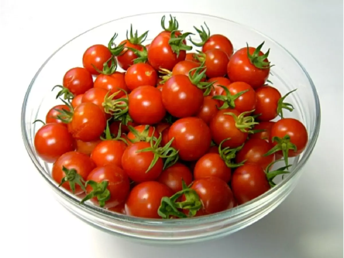 Tomatos Cherry mewn Misk