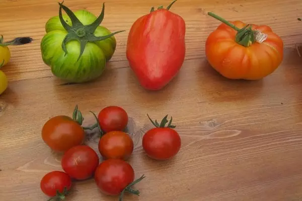 Arllwys tomatos