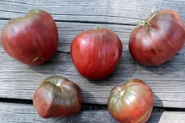 Περιγραφή ντομάτα ντομάτα μαύρη καρδιά καρδιά, χαρακτηριστικά της καλλιέργειας και της φροντίδας