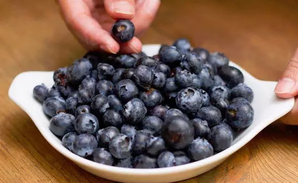 tazón con blueberries.
