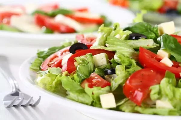 Salato kun tomatoj