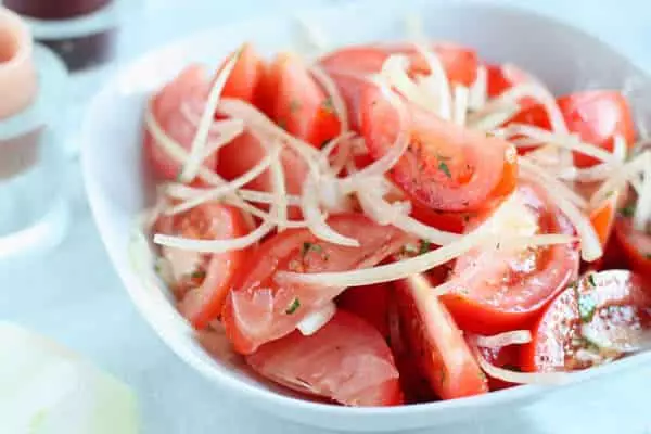 Salade met tomaat en boog