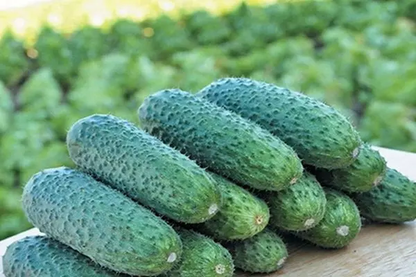 Cucumbers na tebụl