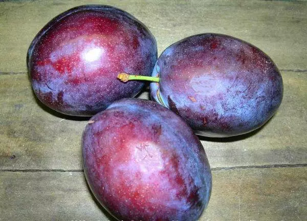 Tatlong plums.