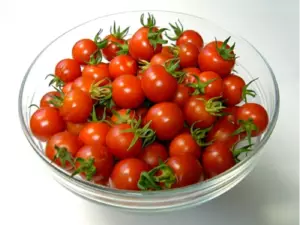 Beskrivelse Tomat kirsebær, deres fordeler og skade, de søteste varianter