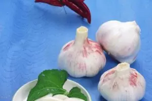 Description of the grade of garlic reliable, peculiarities of cultivation and care