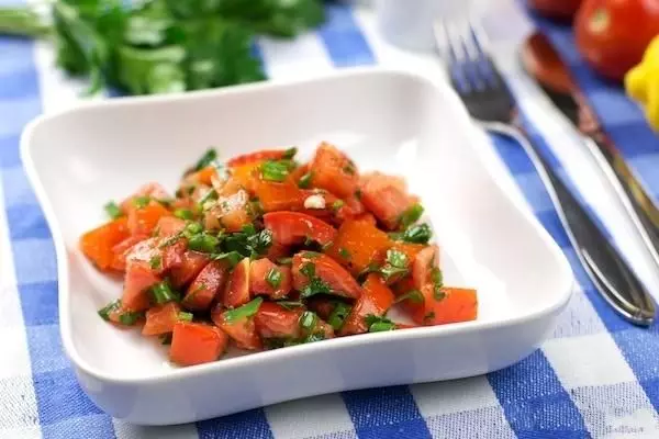 Salad cà chua và cây xanh