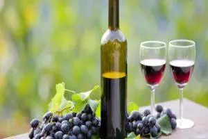 來自摩爾多瓦葡萄在家裡的葡萄酒的最好的食譜