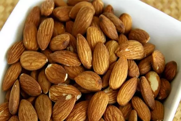 Kacang almond.