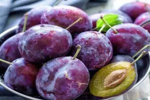 Paglaraw ug mga kinaiya sa plum sa mga klase sa Hungarian, landing ug pag-atiman