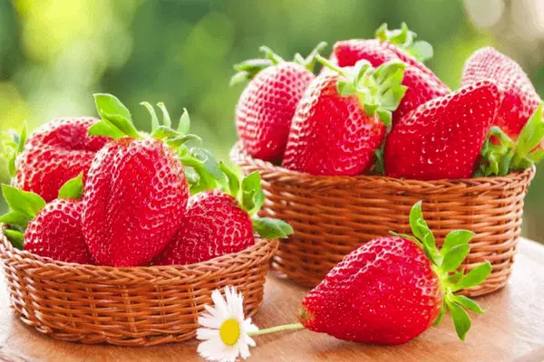 Vases tare da strawberries