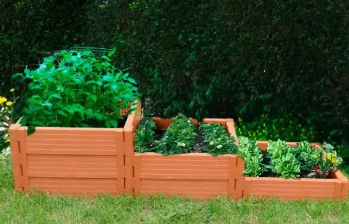 Wysokie łóżka z paneli z tworzyw sztucznych robią to sam: Plusy i minusy oraz jak zrobić ogrodzenie