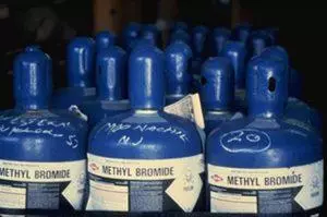 Formule en instructies voor het gebruik van methylbromide, die een stof bevat