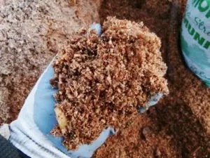 Bawo ni lati sawdust ni kiakia ṣe compost pẹlu ọwọ tirẹ ati fifi ajile