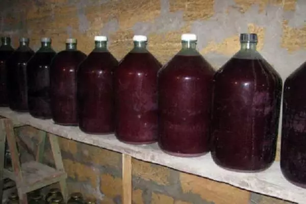 Flaschen im Keller