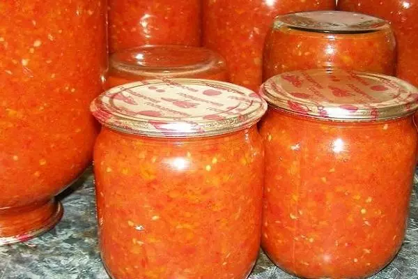 11 receta më të mira për të bërë domate të gjelbra për dimër në adzhik