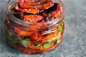 Evde kış için mikrodalga fırın için kurutulmuş domates tarifi