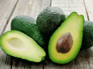 Sochair agus díobháil avocado, ráta tomhaltais do mhná agus d'fhir, airíonna agus comhdhéanamh