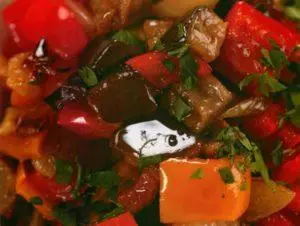 Resipi 3 teratas untuk membuat terung dengan lada dan tomato untuk musim sejuk