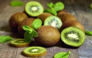 Os beneficios e danos do kiwi para a saúde humana e cando é mellor comer froitas, receitas de cosmetologia