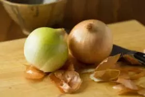 Soğan kabuğu salatalıklar için uygulama, su ve yem nasıl