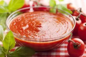 Nangungunang 8 Mga Recipe para sa Pagluluto Tomato Sauce na may mansanas para sa taglamig