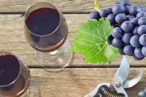 6 lépésenkénti receptek, mint otthon, hogy bort készítsenek az Isabella szőlőjéből