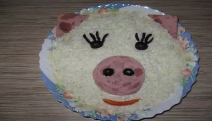 Ensalada en forma de cerdo para el Año Nuevo 2019: 10 recetas principales en la mesa con fotos y video 385_9