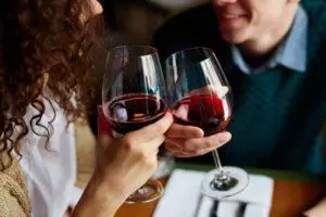 Jaká je výhoda domácího vína a terapeutických vlastností, kontraindikace pro použití