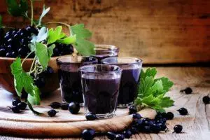 10 eenvoudige stapsgewijze recepten van wijn uit zwarte bessen thuis