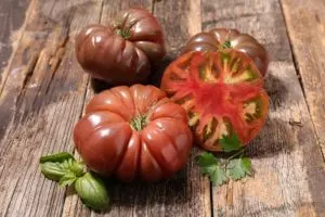 Apraksts tomātu šķirnes sieviešu akciju F1, tās īpašības