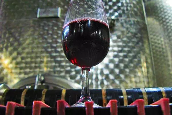 Kiedy scalać wino osadem: dlaczego potrzebujesz filtrowania, najlepszych sposobów i typów