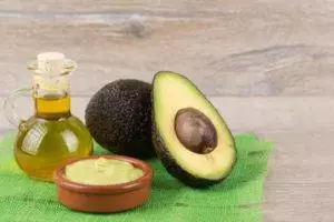 Sipat sareng nganggo minyak avocado di bumi, mangpaat sareng cilaka