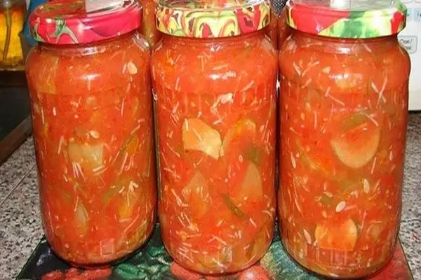Scherpe komkommers in tomaat