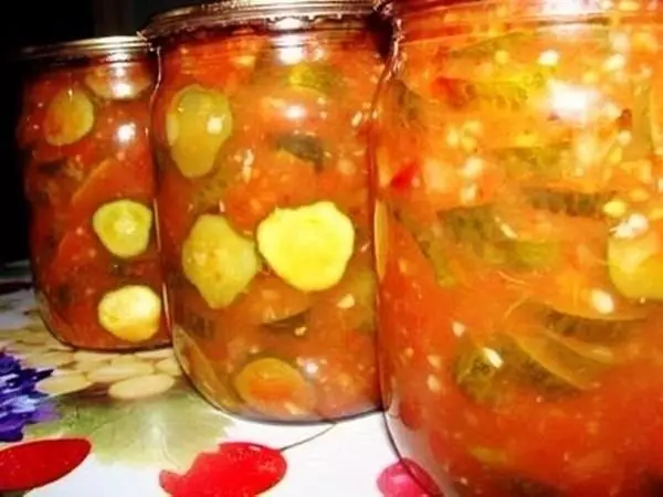 Scherpe komkommers in tomaat-knoflook vullen