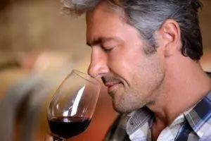 Ինչու է հոտում շատ տնական գինի, ինչպես հեռացնել խմորիչի եւ մաքրման մեթոդների հոտը