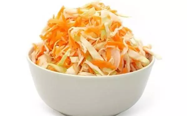 Marinated cabbage xaiv nrog carrots