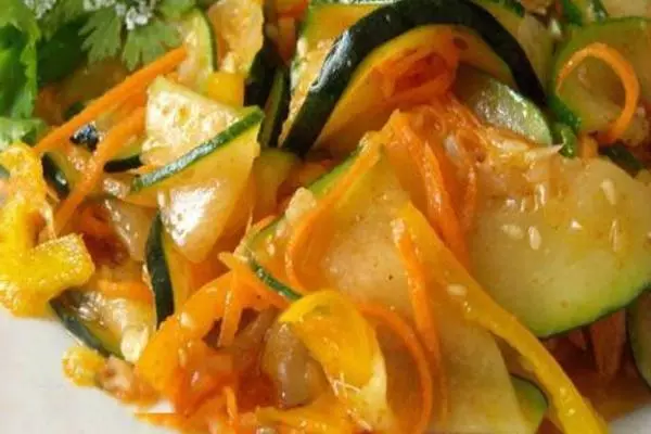 Salad saka zucchini lan kubis kanthi sterilisasi
