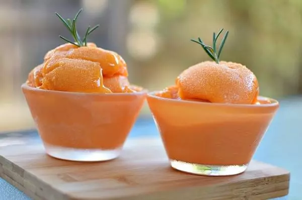 Syltetøy fra persimmon med badain og nelliker