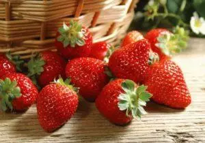 Top 13 Udukoryo dushimishije guteka bidasobanutse bya strawberries mugihe cyitumba