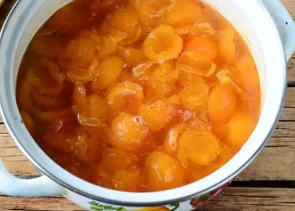 Apricots nyob rau hauv syrup hauv ib lub tais